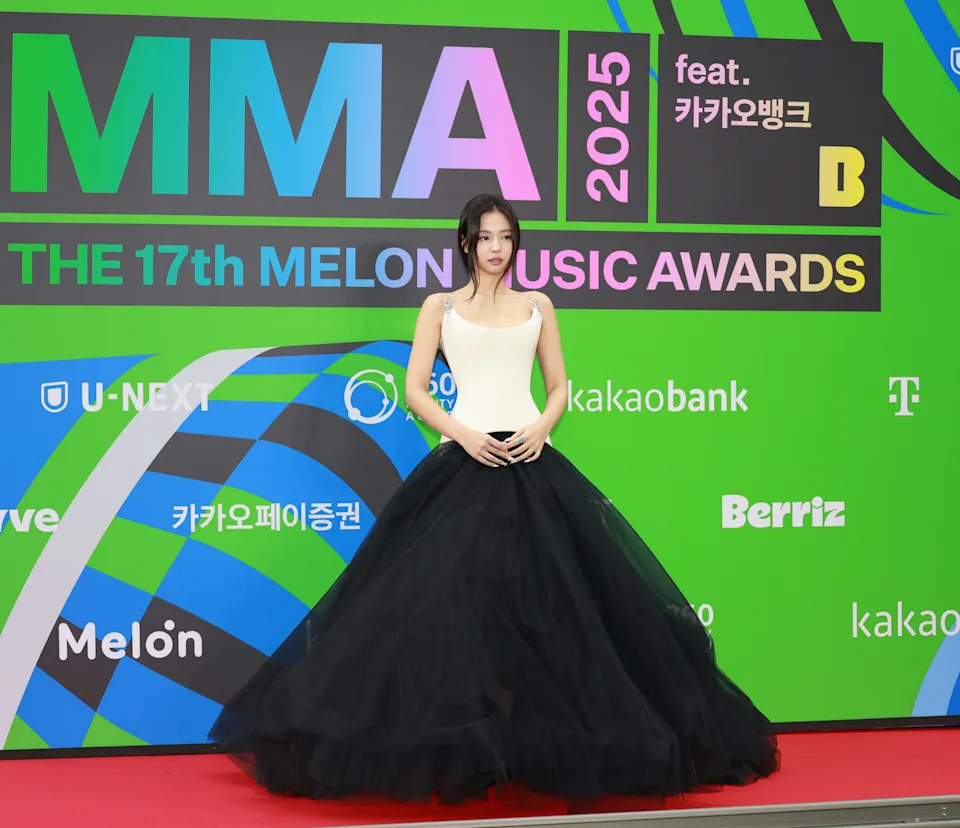 BLACKPINK Jennie获MMA 2025年度唱片大赏 红毯造型引热议